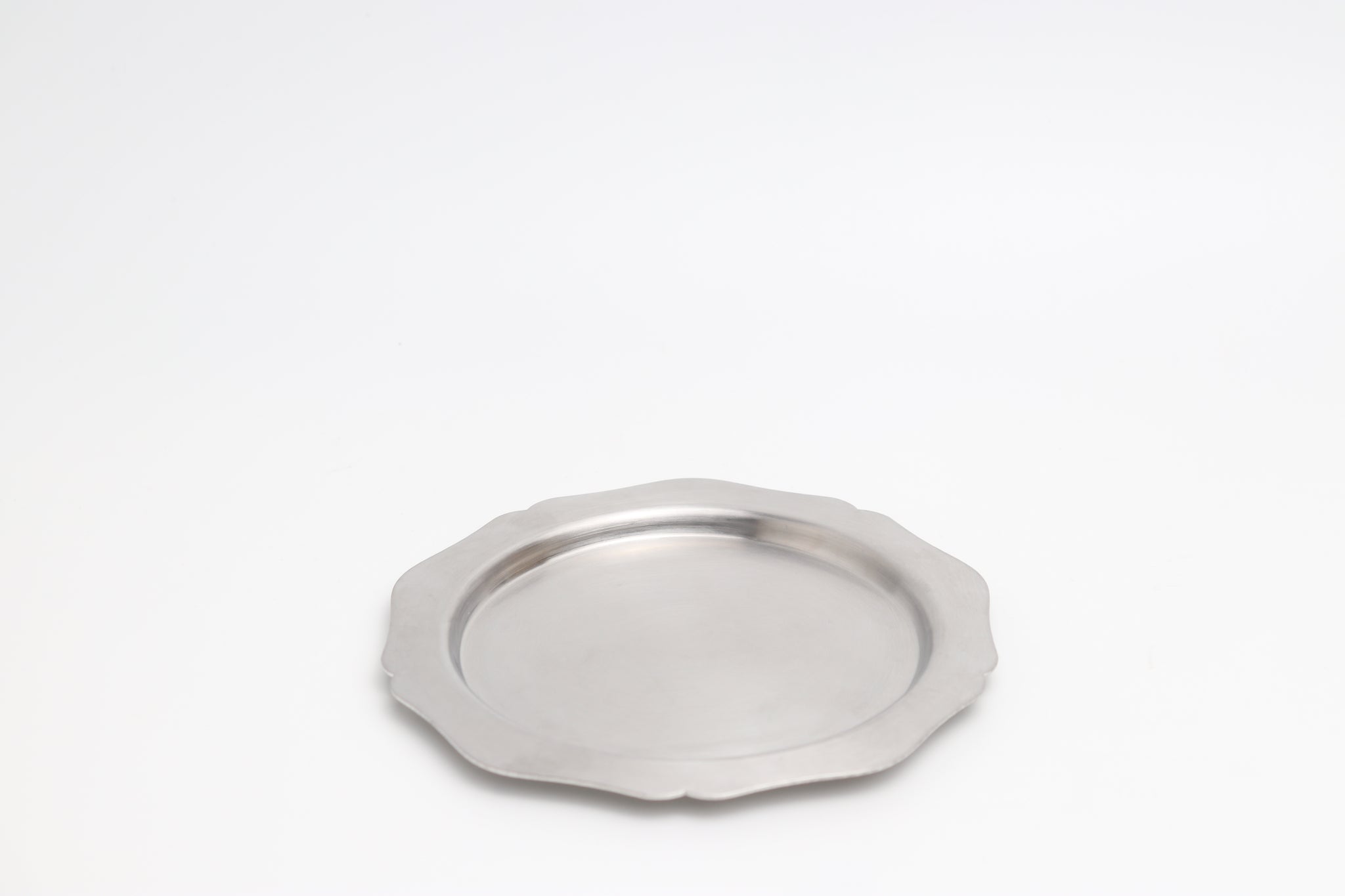 【Japanese Metal Artist】Rinka Rim Plate (M, Flower-Edge) - Yuichi Takemata